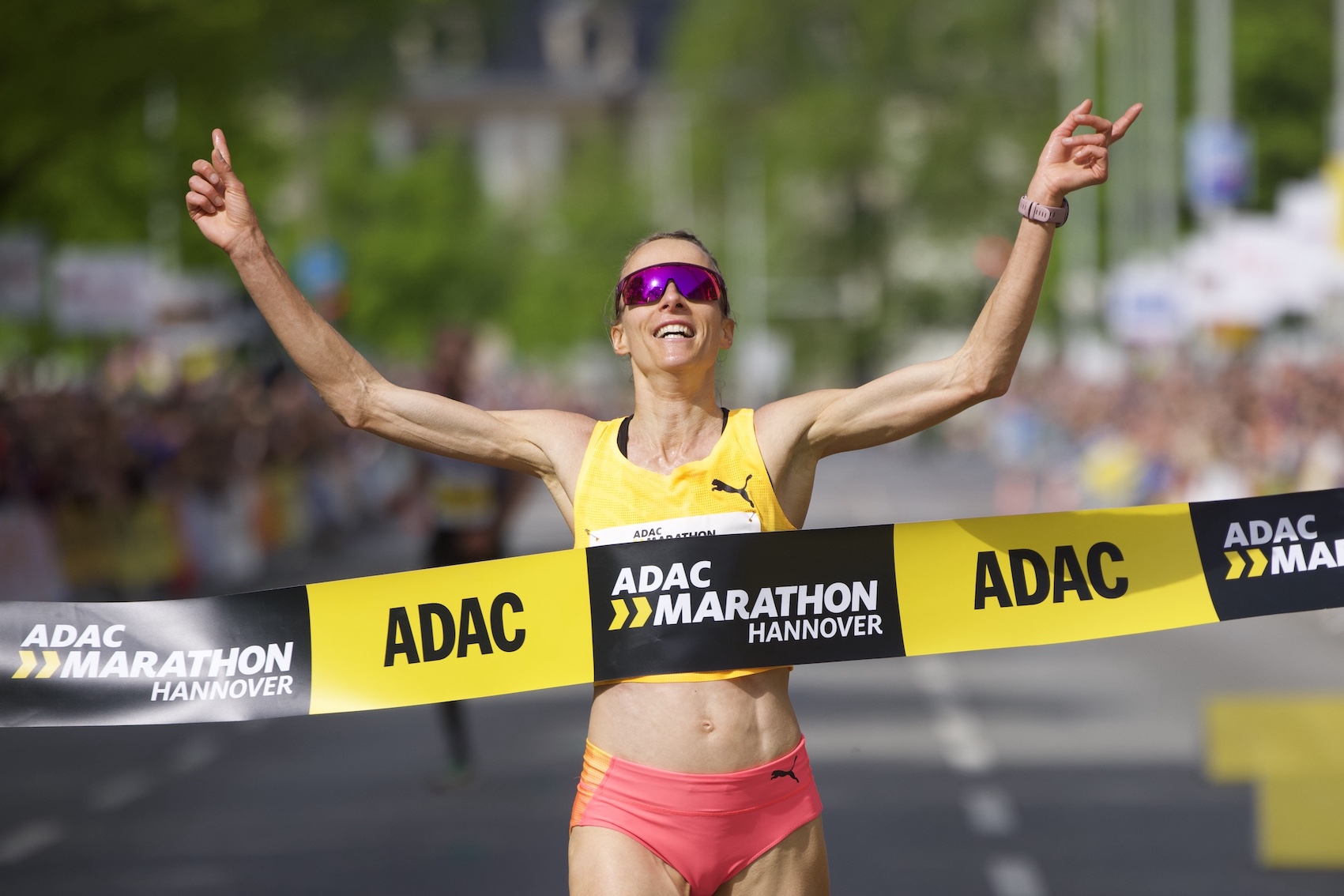 ADAC Marathon Hannover: Amanal Petros and Domenika Mayer smash course ...