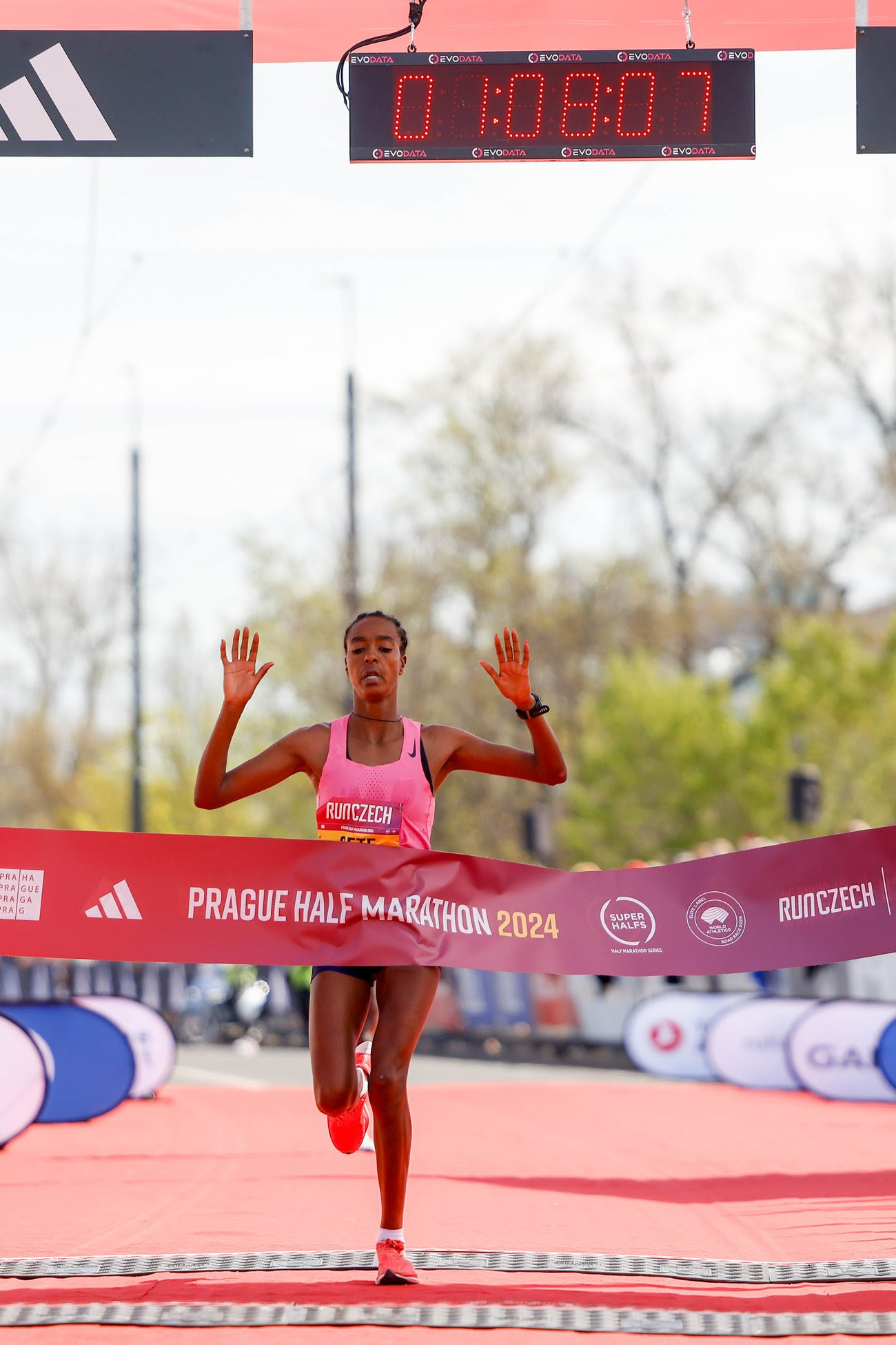 Sebastian Sawe breaks Prague Half Marathon course record, sets personal ...