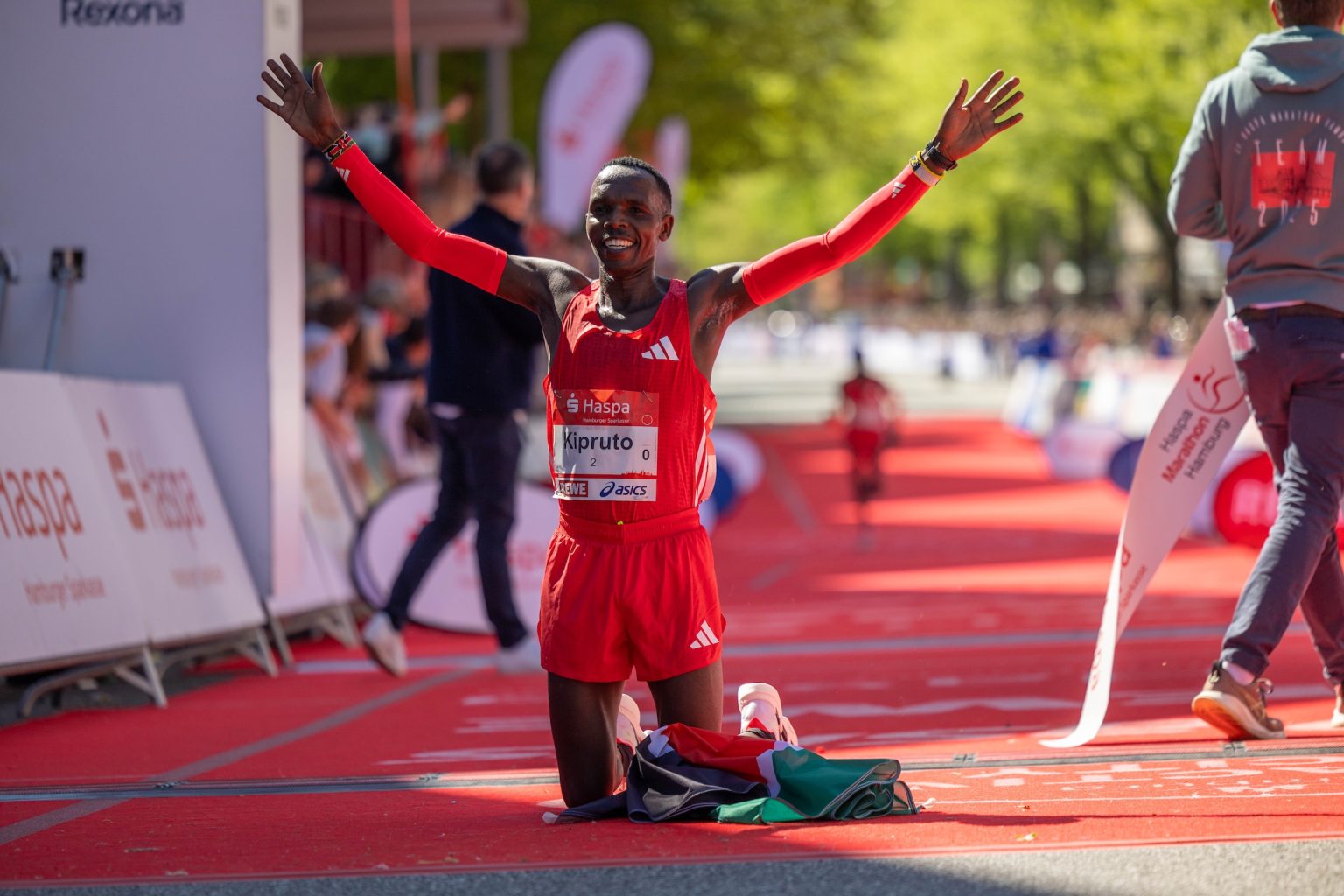 Amos Kipruto breaks course record, Workenesh Edesa wins Hamburg ...